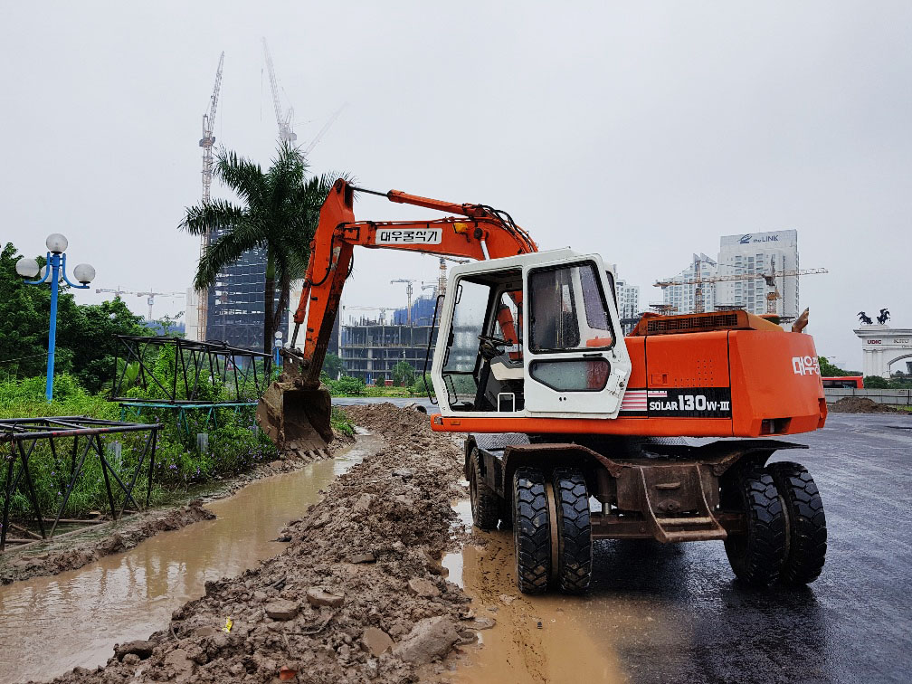 Daewoo Wheel Excavator, Model: Solar 130W-III, Year 1996