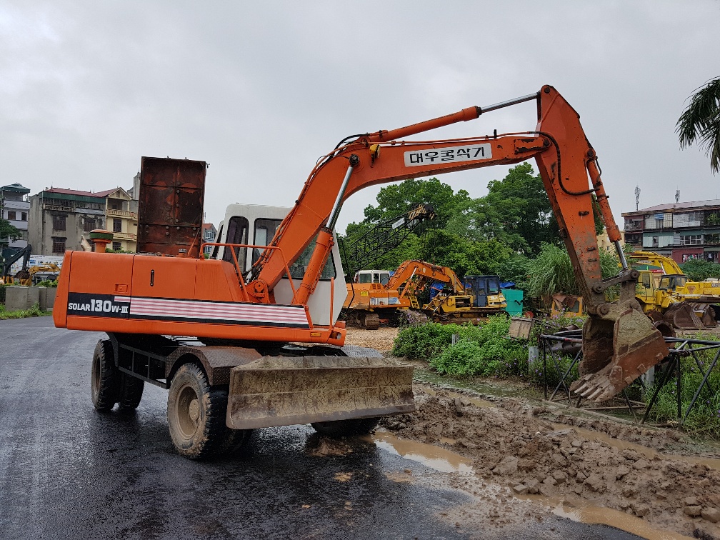 Daewoo Wheel Excavator, Model: Solar 130W-III, Year 1996